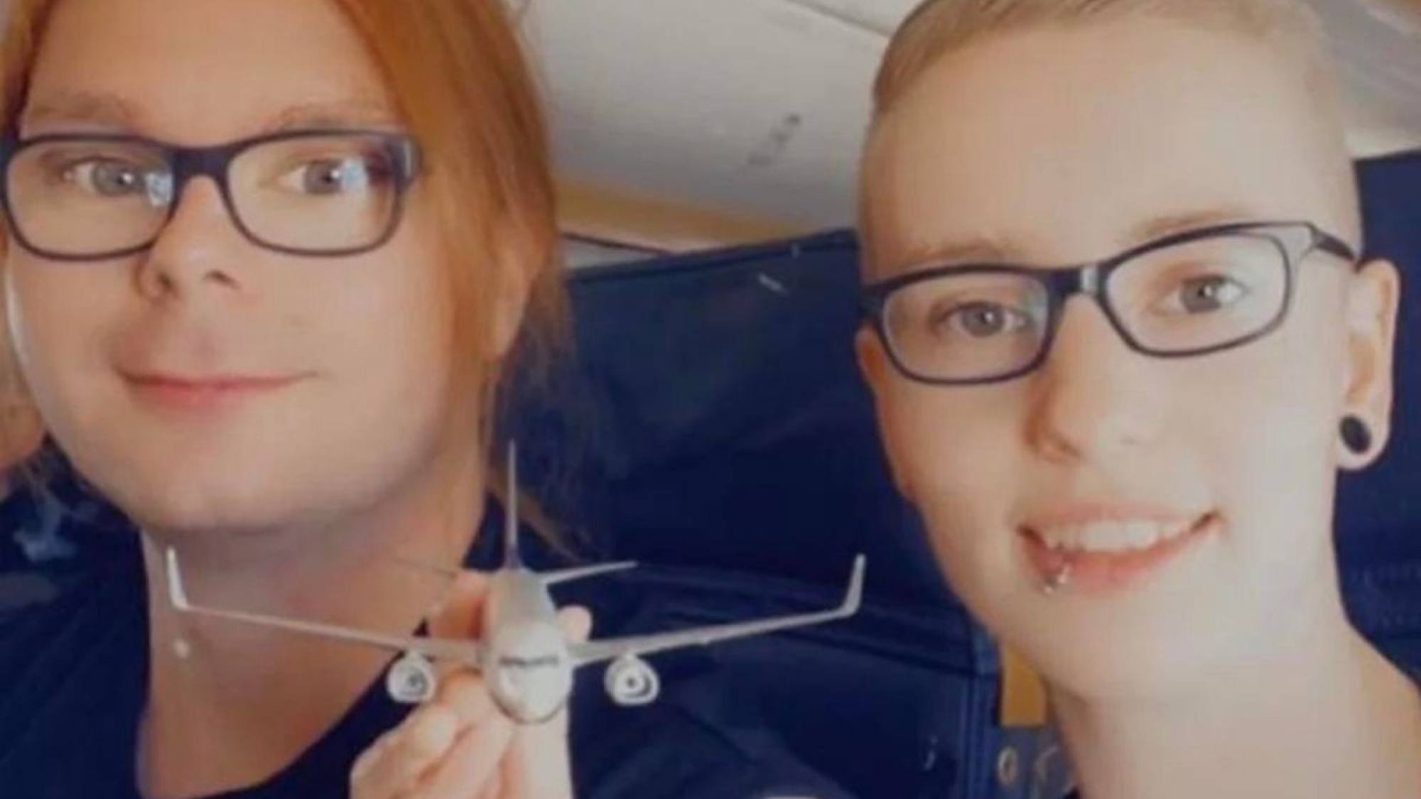 "Estoy enamorada de un avión": joven vive con 50 réplicas de un Boeing ...