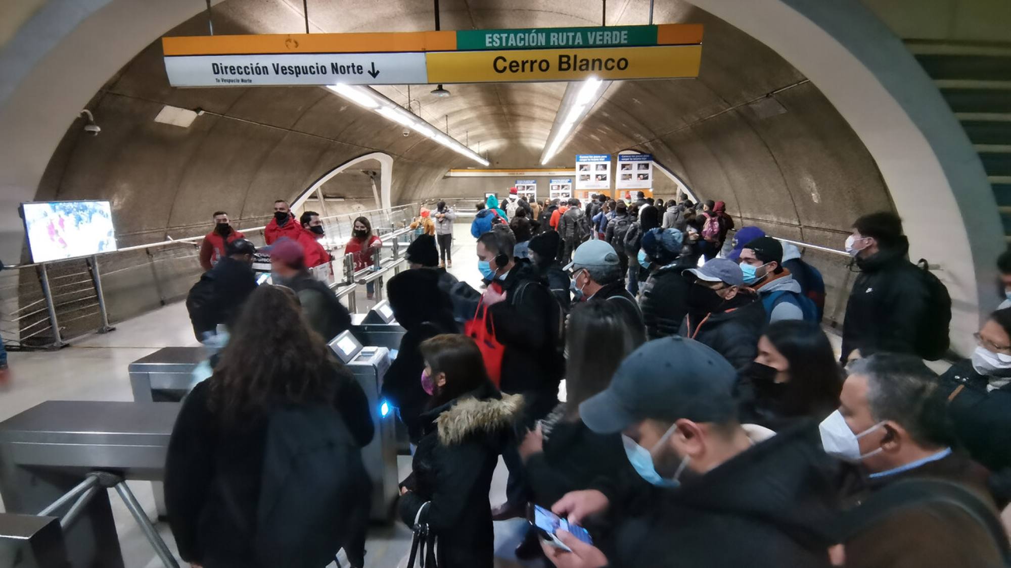 Metro de Santiago restablece servicio en Línea 1