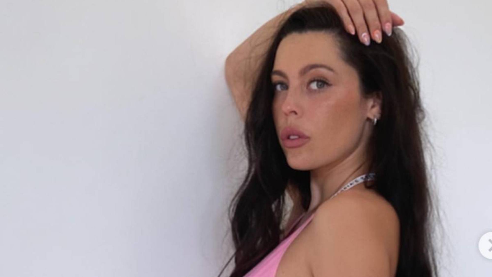 "Un poquito de sol": Daniela Aránguiz en modo ultra sensual