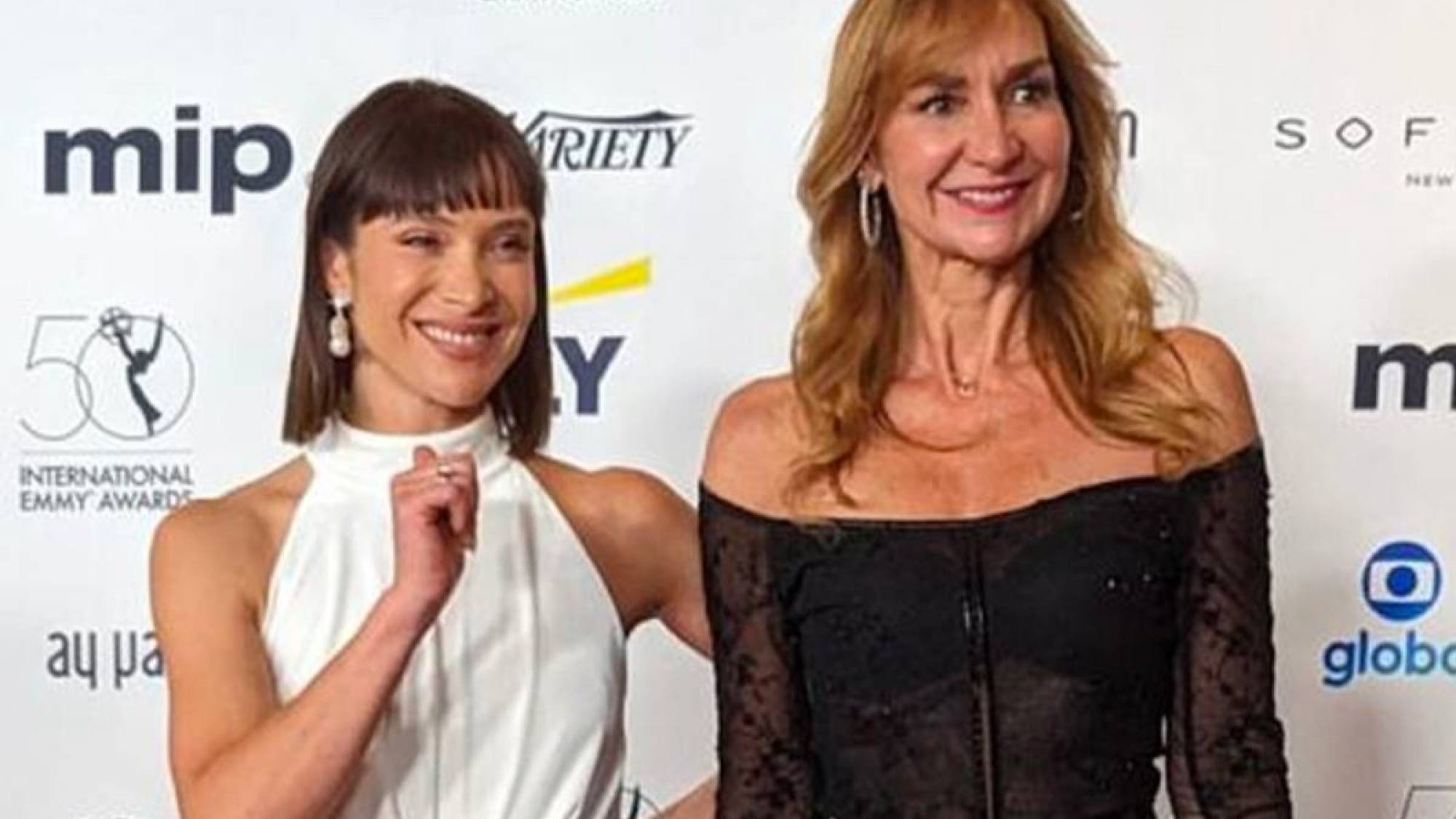 "Vamos reina": Daniela Ramírez impactó de blanco en los Emmy