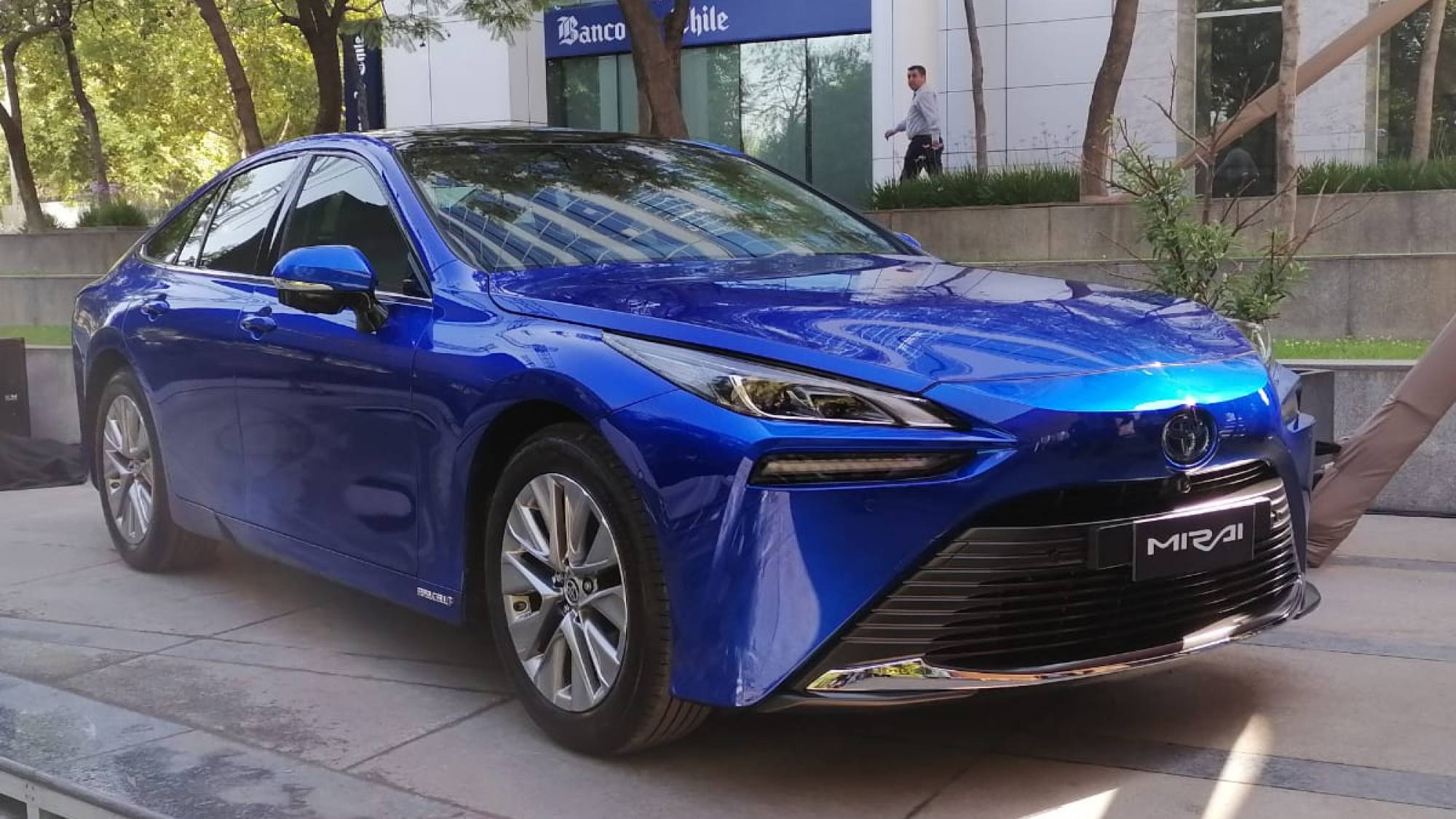 "Un gran paso": Toyota lanzó el primer auto a hidrógeno en Chile