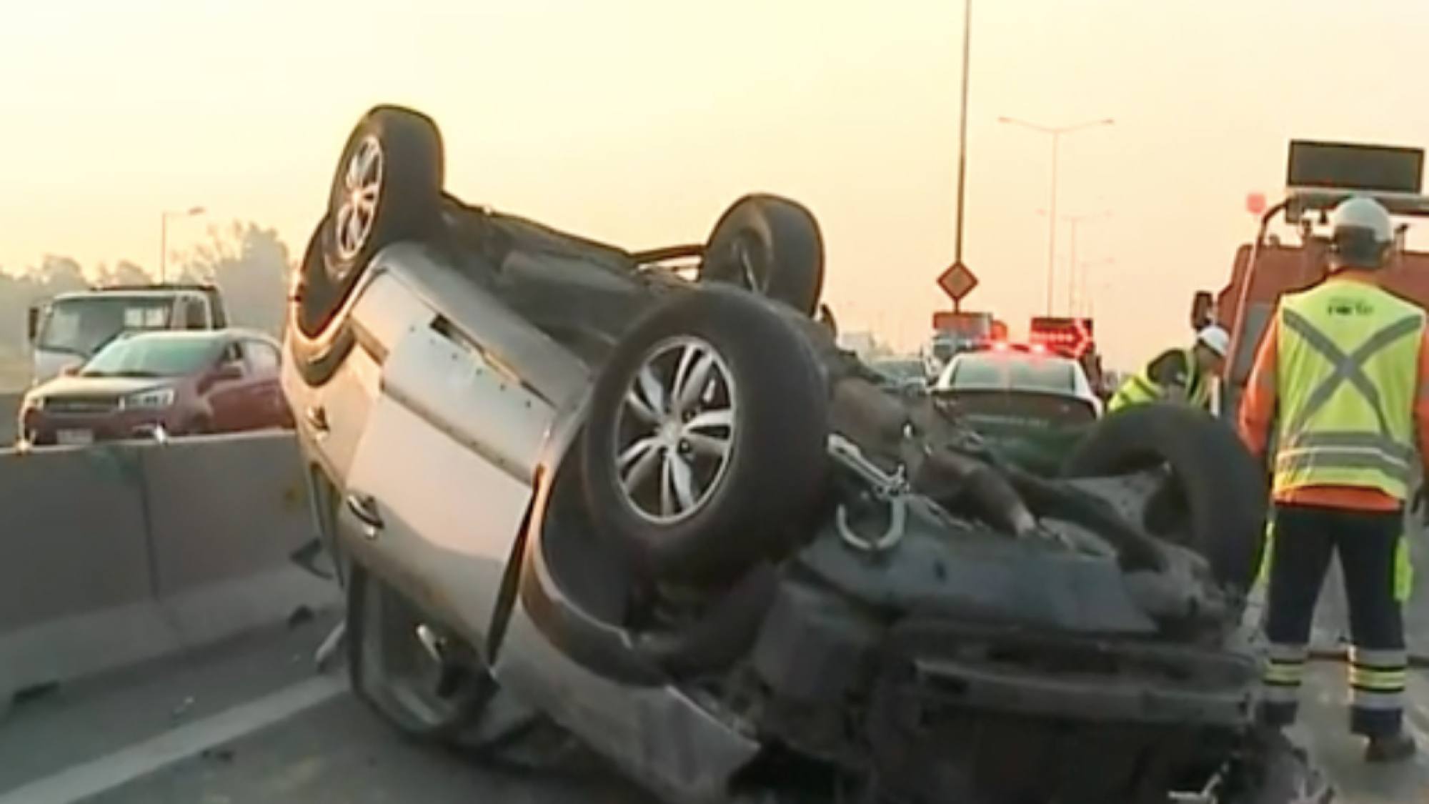Accidente de tránsito deja a un auto volcado en Vespucio Norte