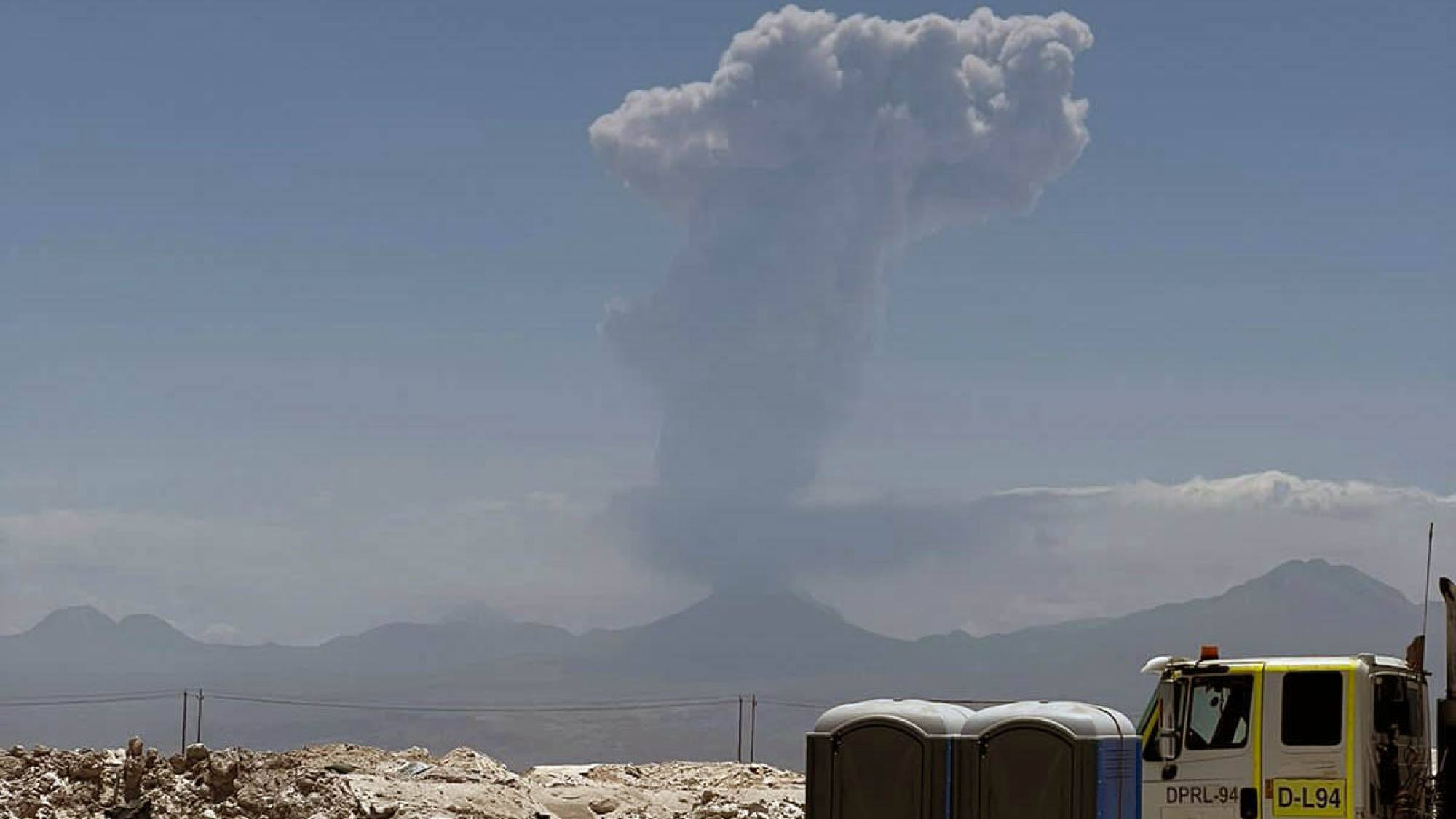 Sernageomin y volcán Láscar: "proyección de un evento explosivo"