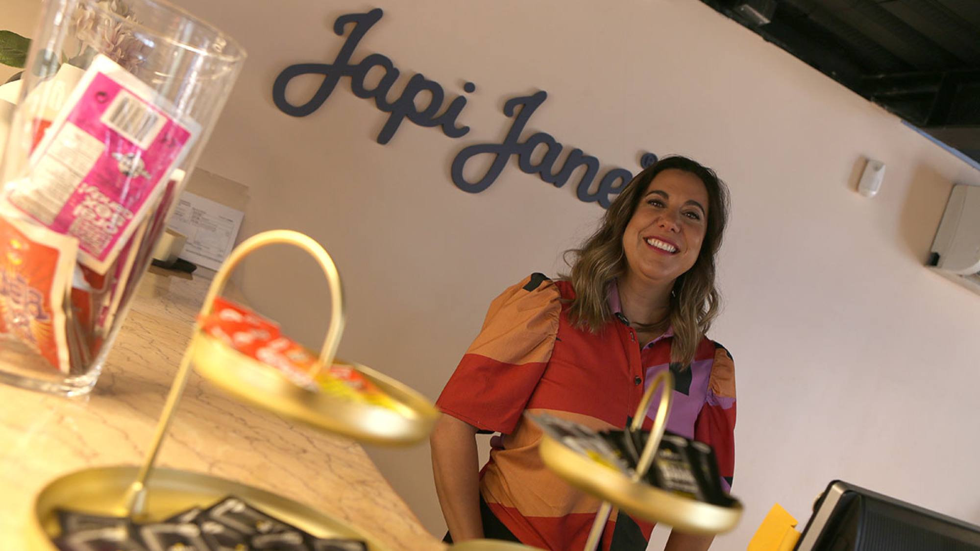 Con emotivo video, Japi Jane invita a celebrar el ¡feliz vibra de la madre!