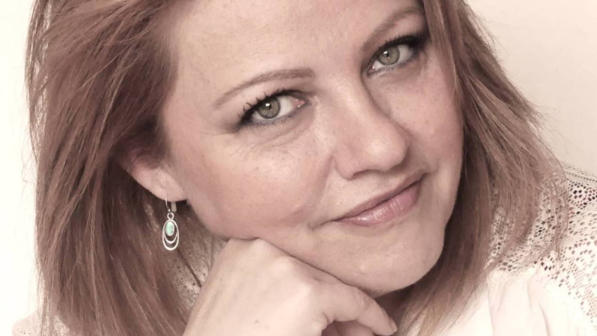 Laura se convierte en best seller con manual de supervivencia