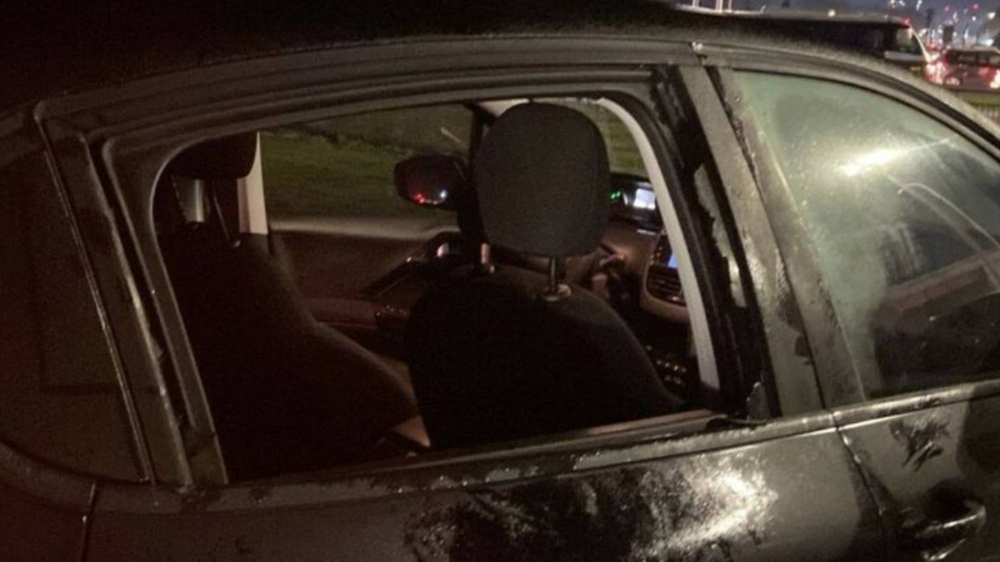 Rompen y roban decenas de vehículos durante partido de la Roja