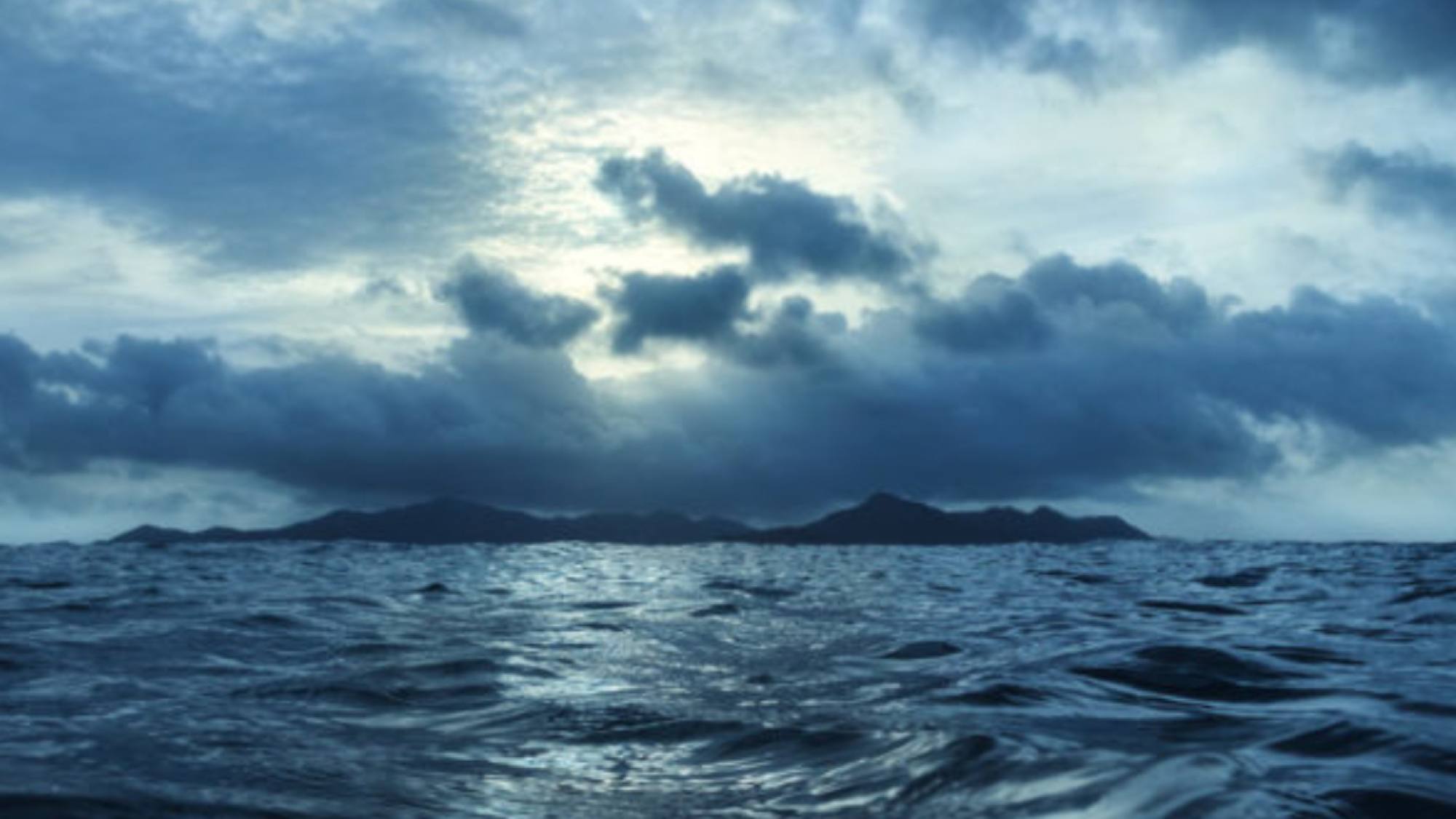 Estudio afirma que el 56% de los océanos está cambiando su color