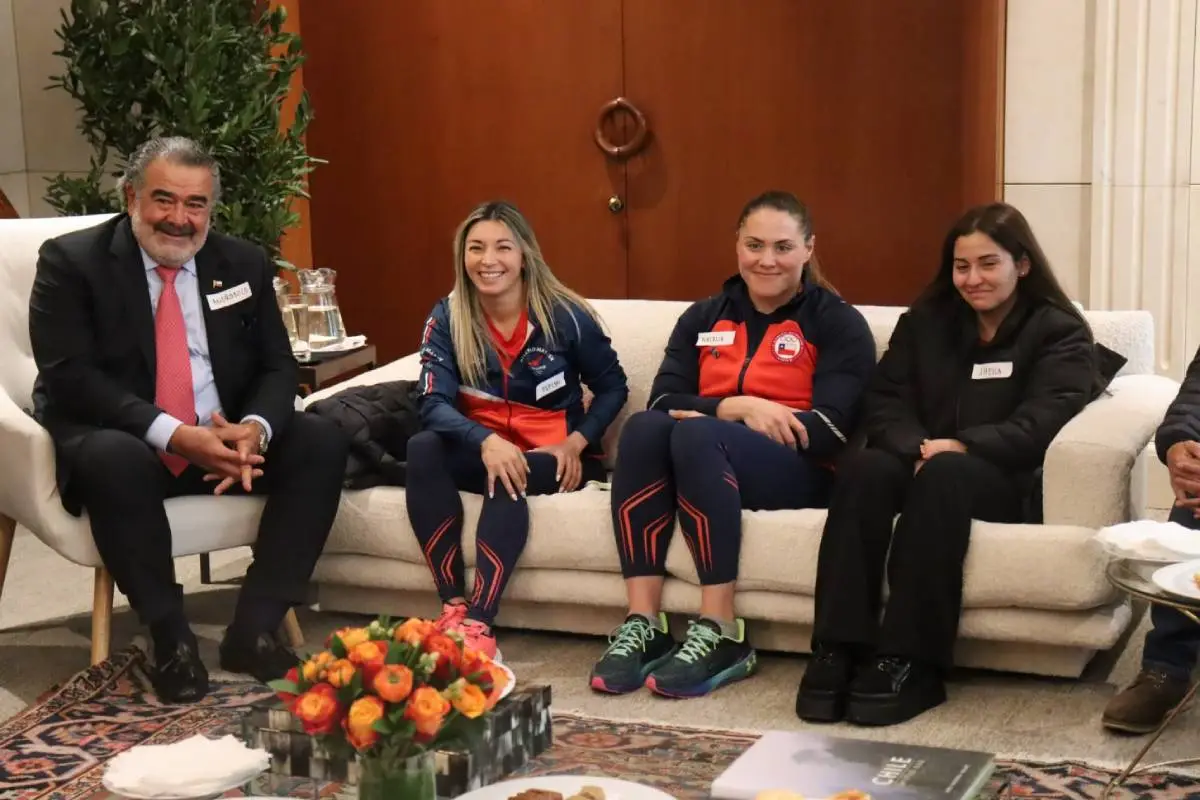 Andrónico Luksic se reunió con deportistas del Team Chile
