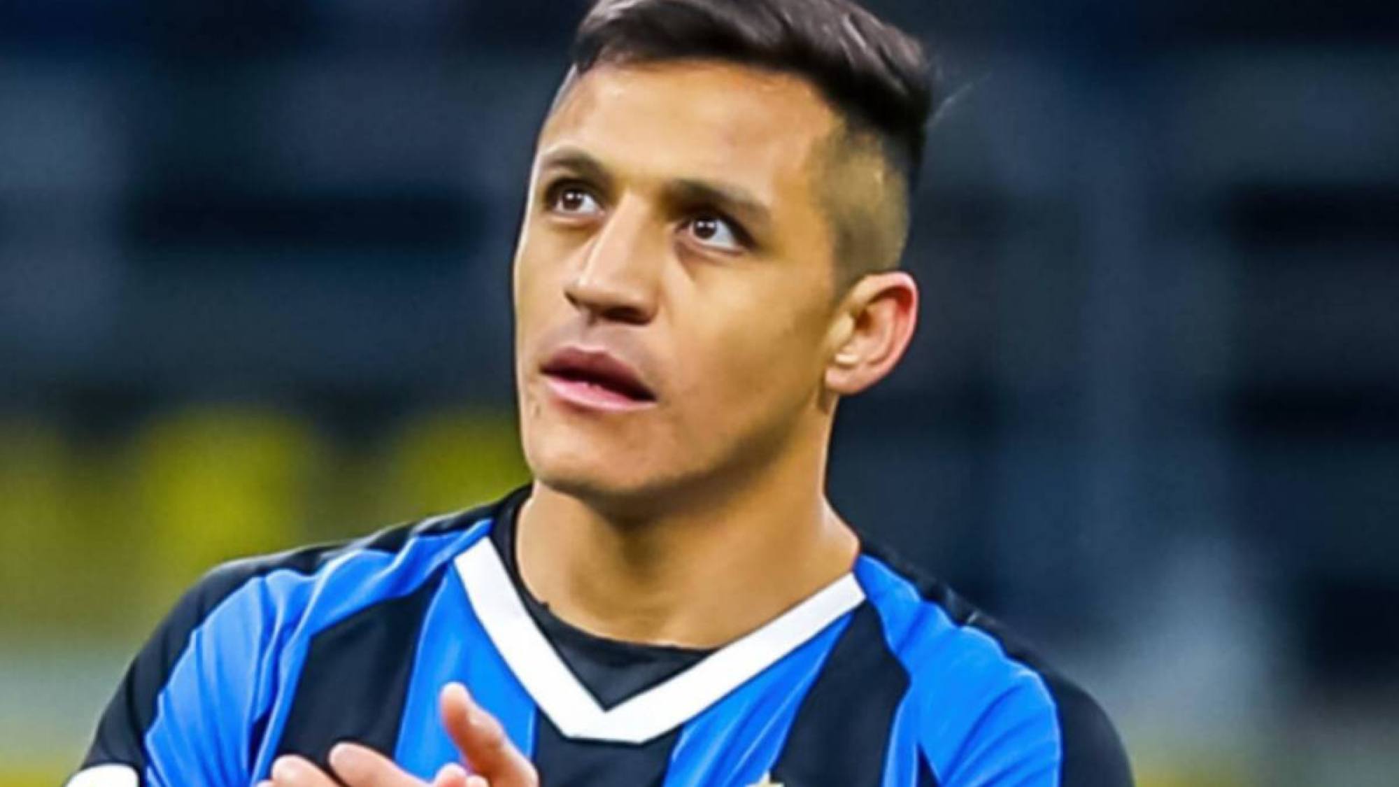 Baños limpios y titularidad para Alexis en Champions League