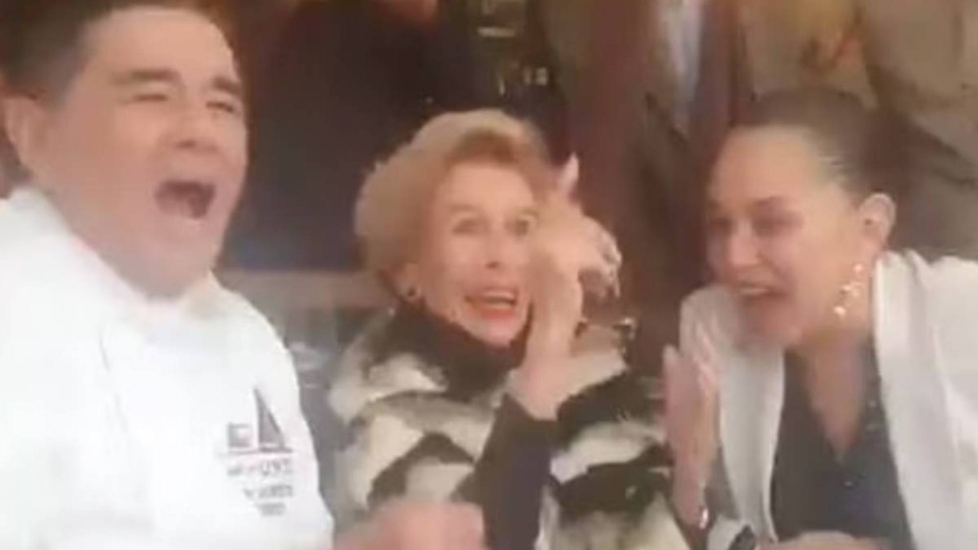 Viralizan a Mary Rose Mac-Gill cantando el himno del Ejército