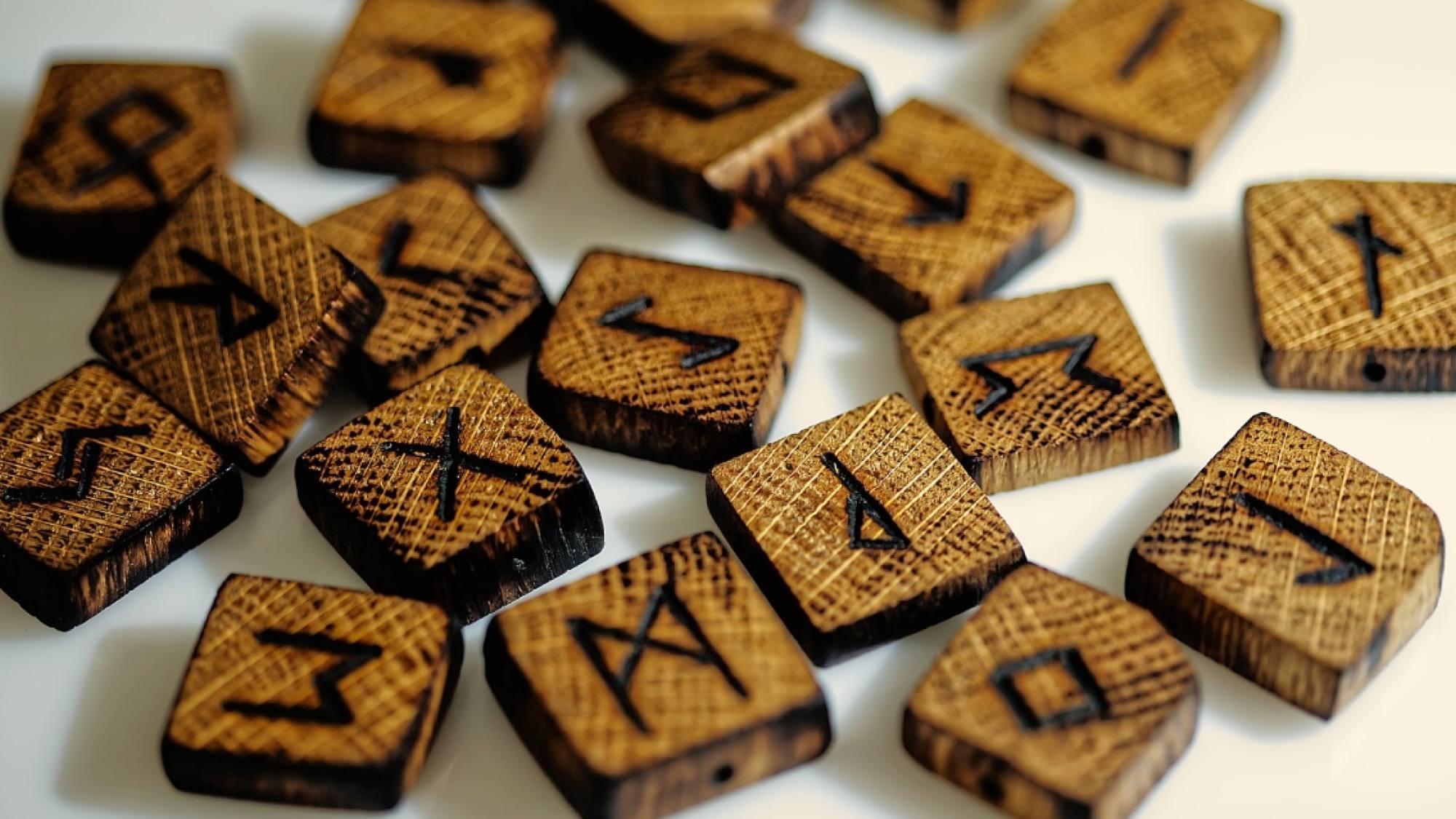 Iniciación en las Runas: Guía para conectar con la sabiduría ancestral