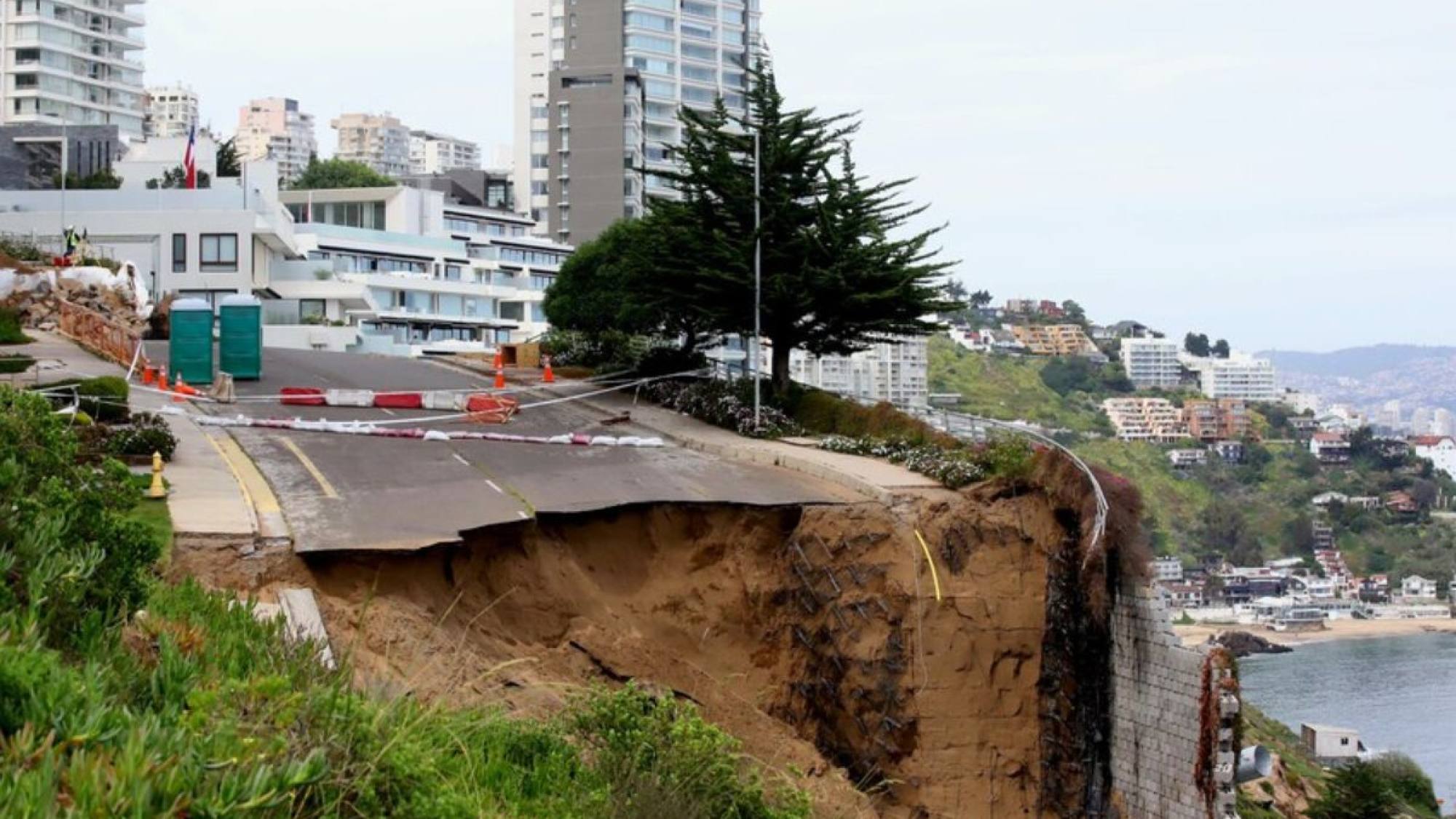 Intensas lluvias generan nuevo derrumbe en socavón de Concón