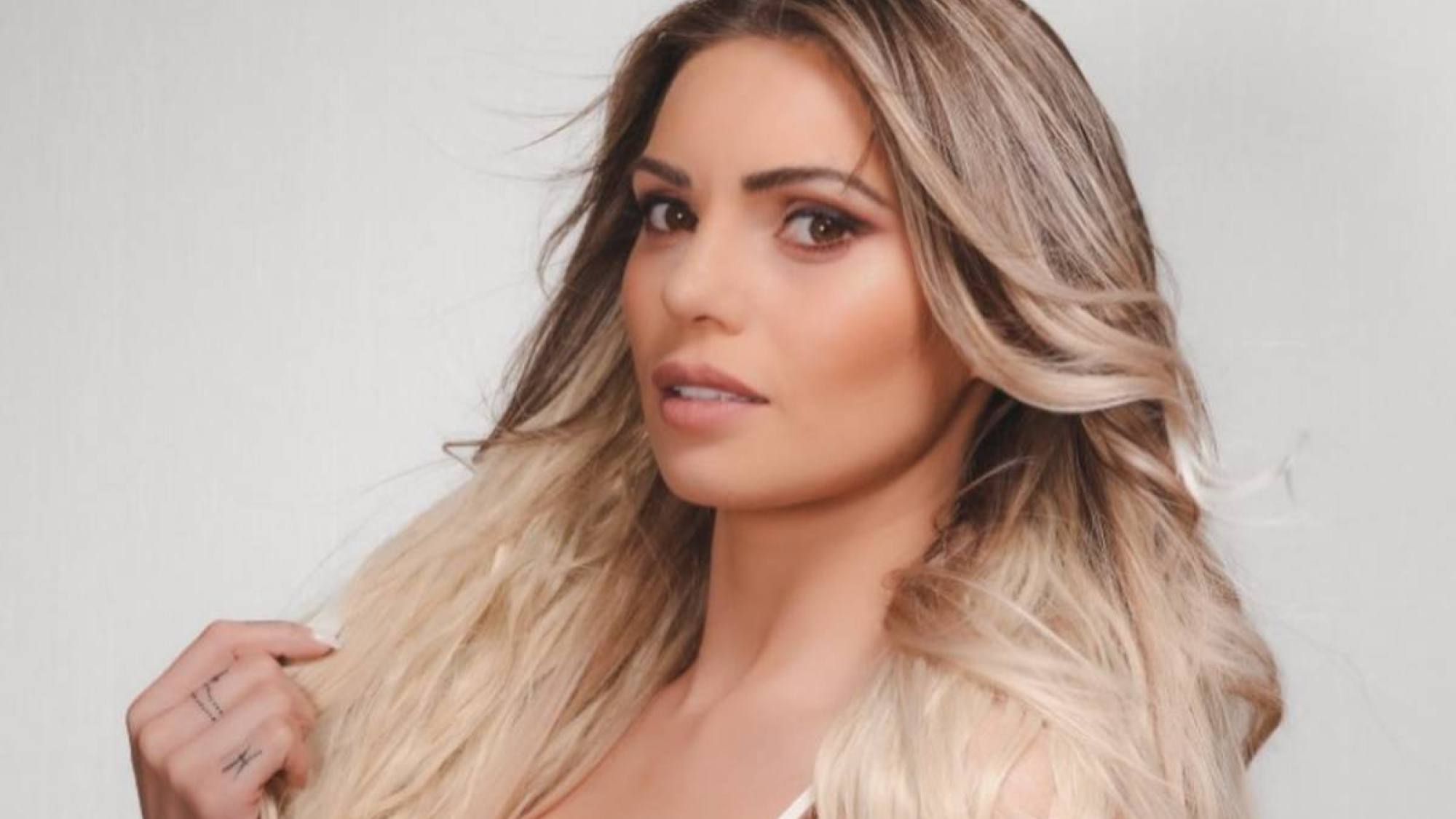 Faloon Larraguibel olvidó el susto del choque e impactó en bikini