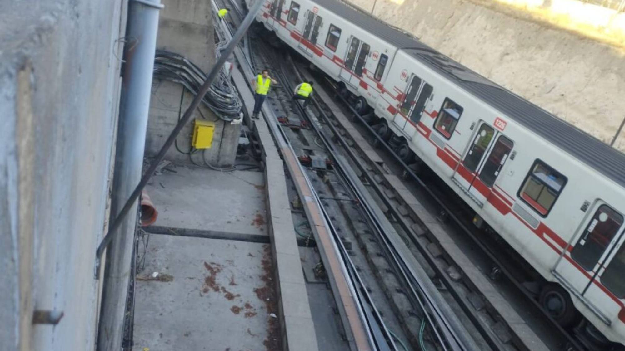 Tren se descarrila en Metro de Santiago