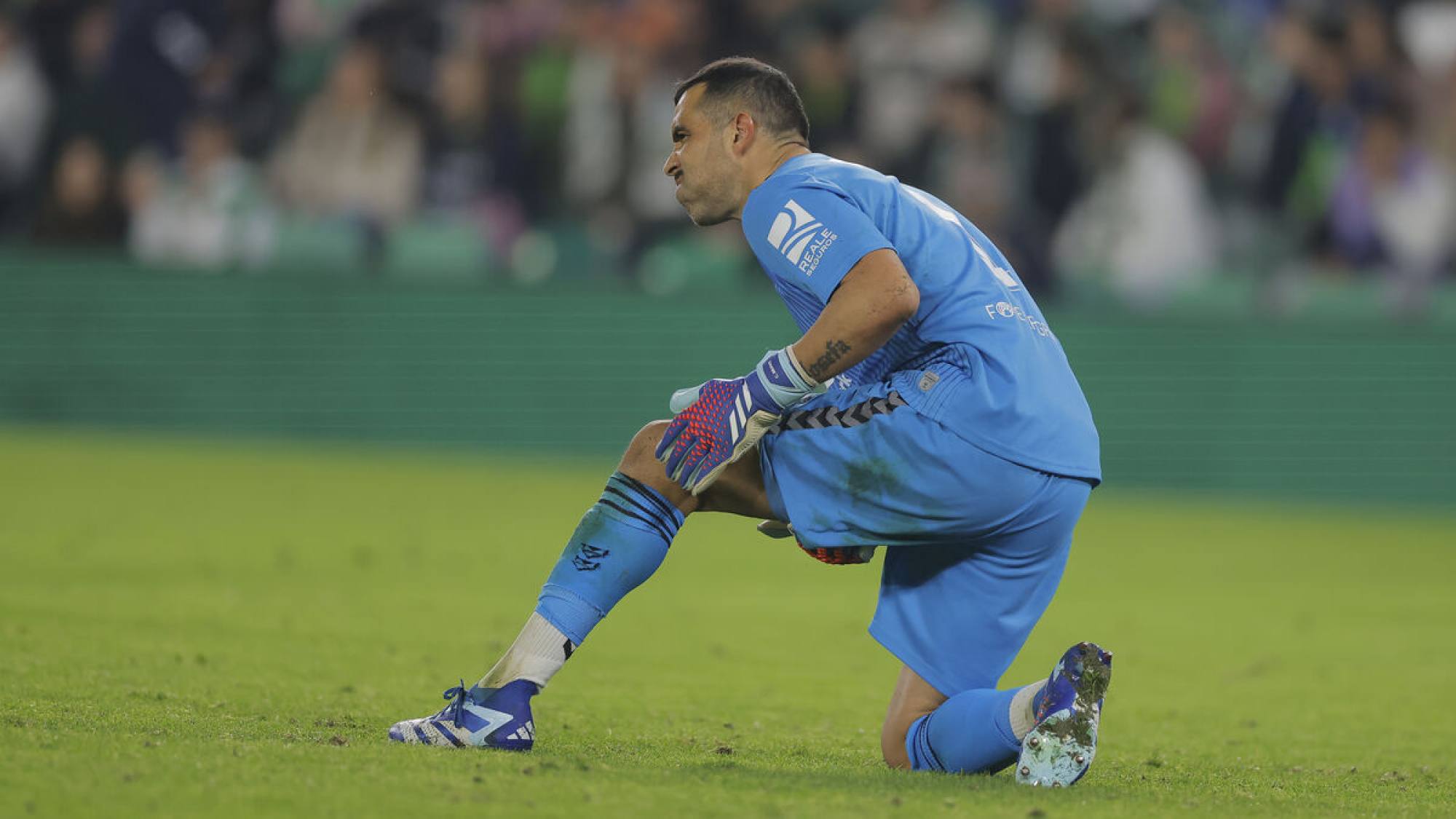 Atajará con bastón: Claudio Bravo dejará Betis, pero continuará jugando