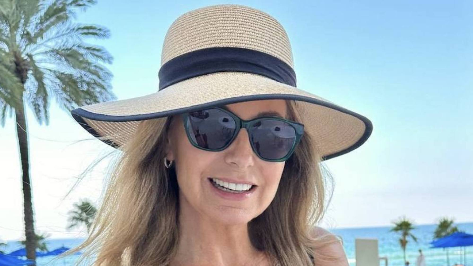 Viviana Nunes arrasa con postales playeras a sus 61 años