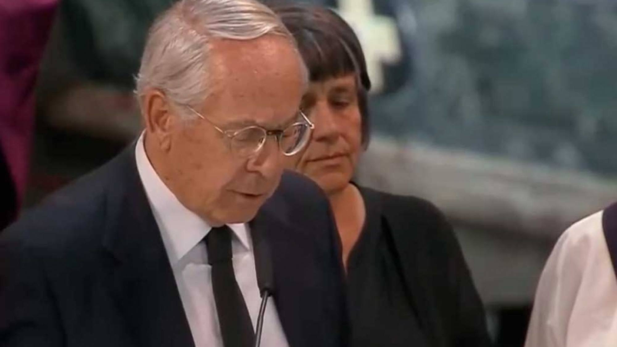 José Piñera reaparece en público en funeral de su hermano