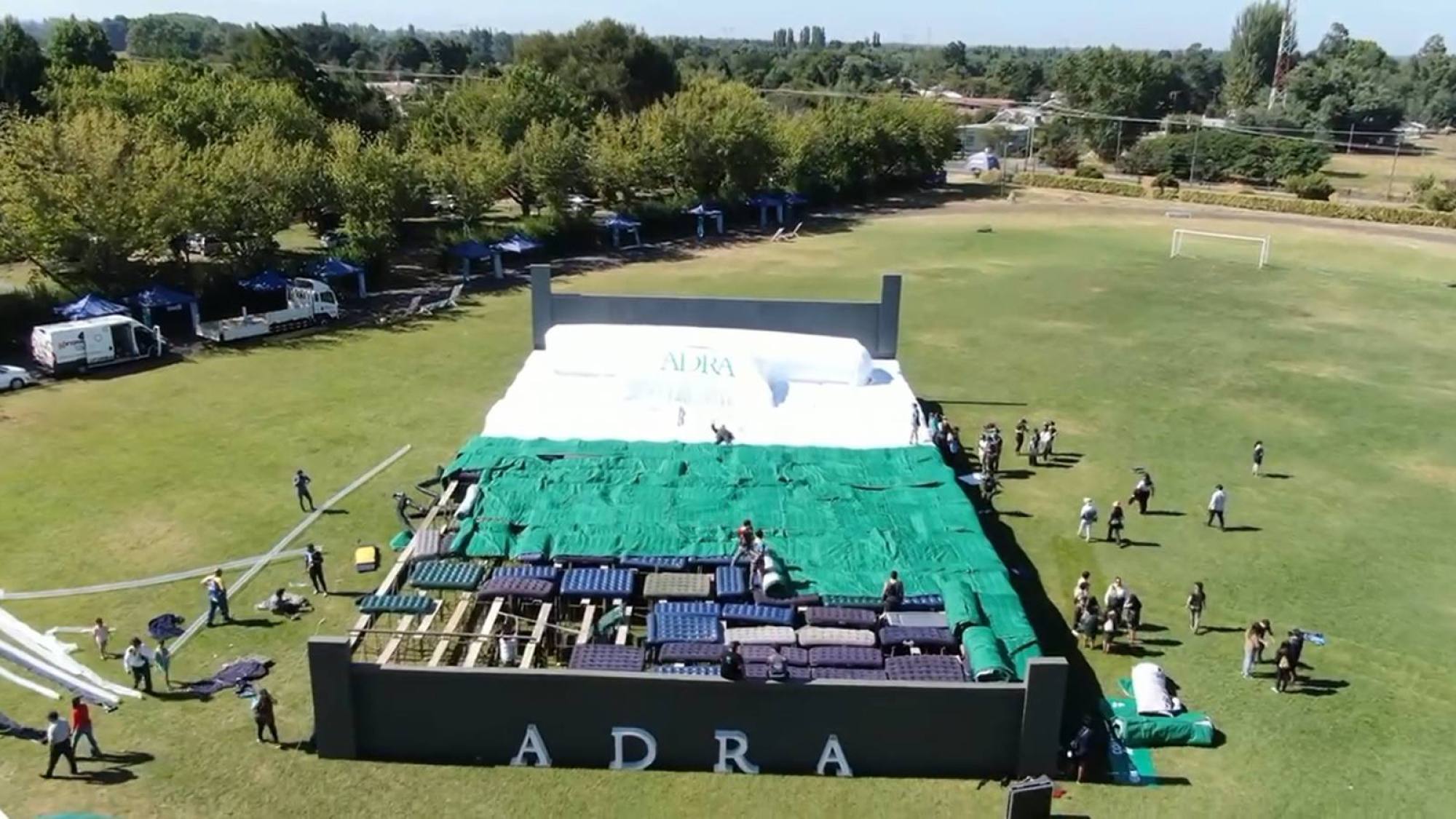 Chillán logró construir la cama más grande del mundo