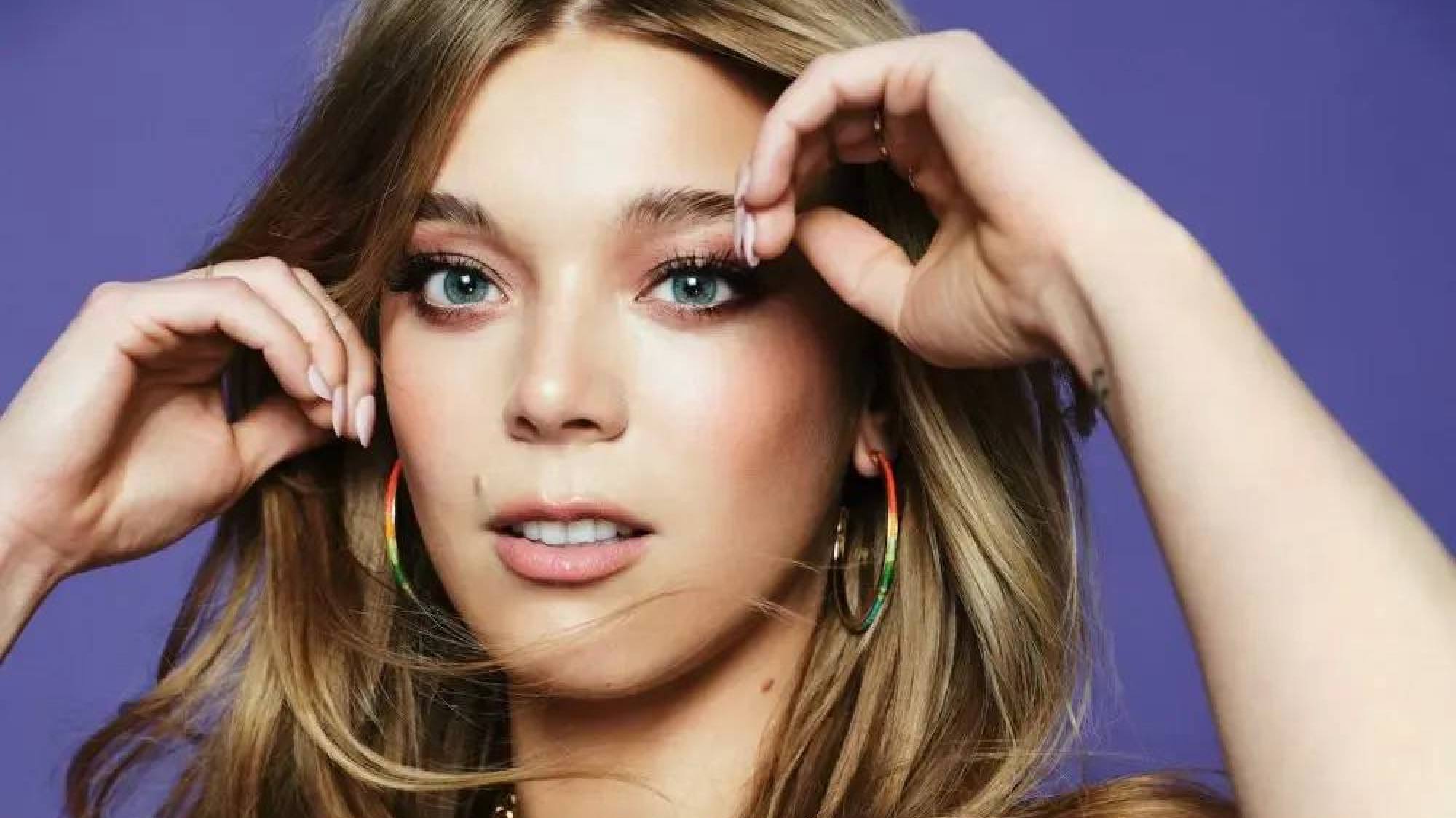 Becky Hill comparte su nuevo single "OUTSIDE OF LOVE"