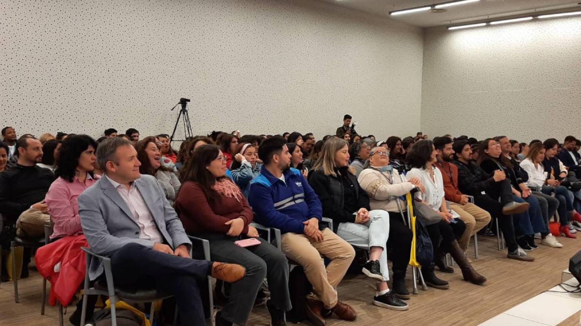 Más de 200 personas llegaron seminario La Hora de Emprender