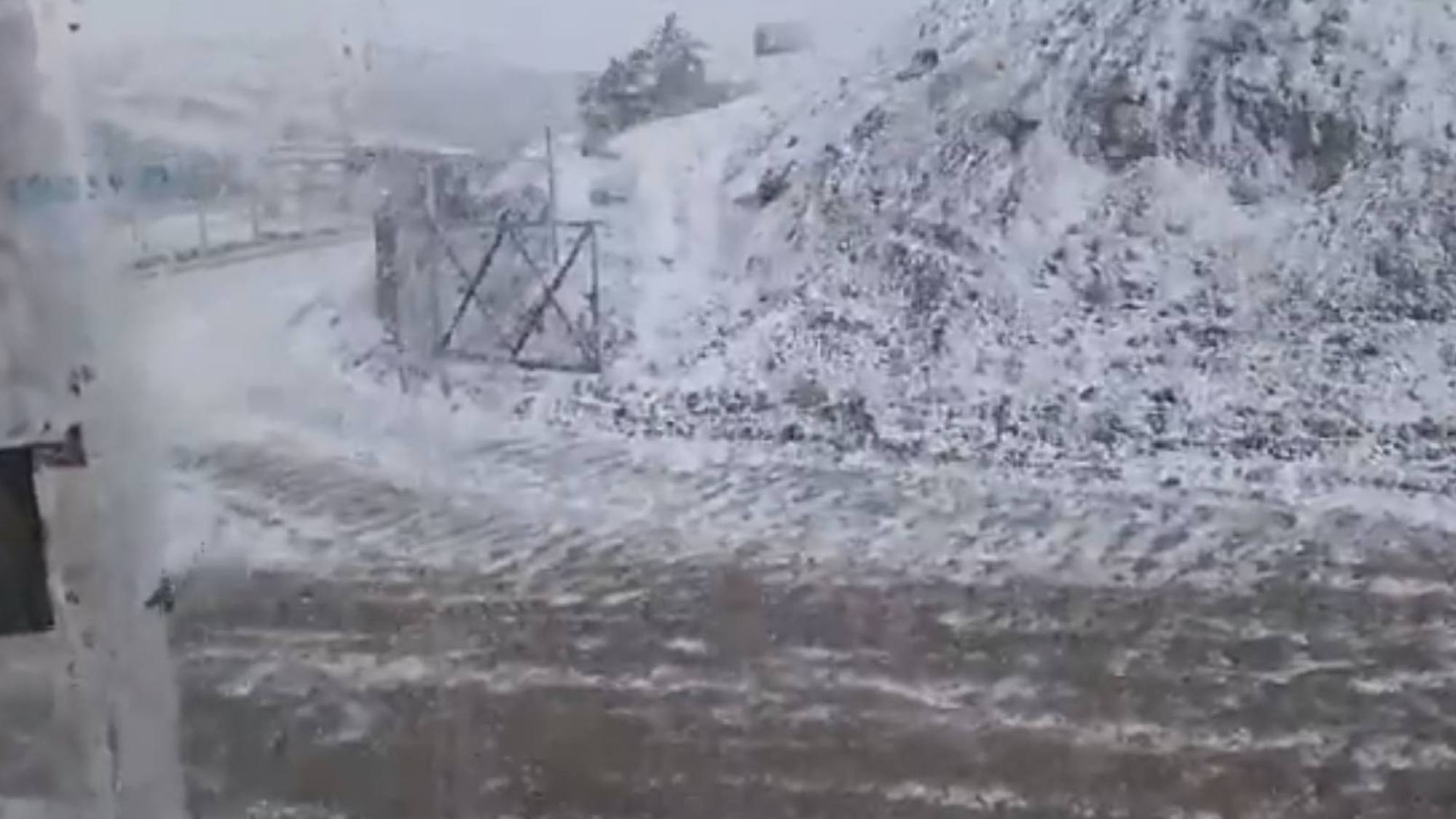 Ya cae nieve en Santiago: actualizan horario por comunas