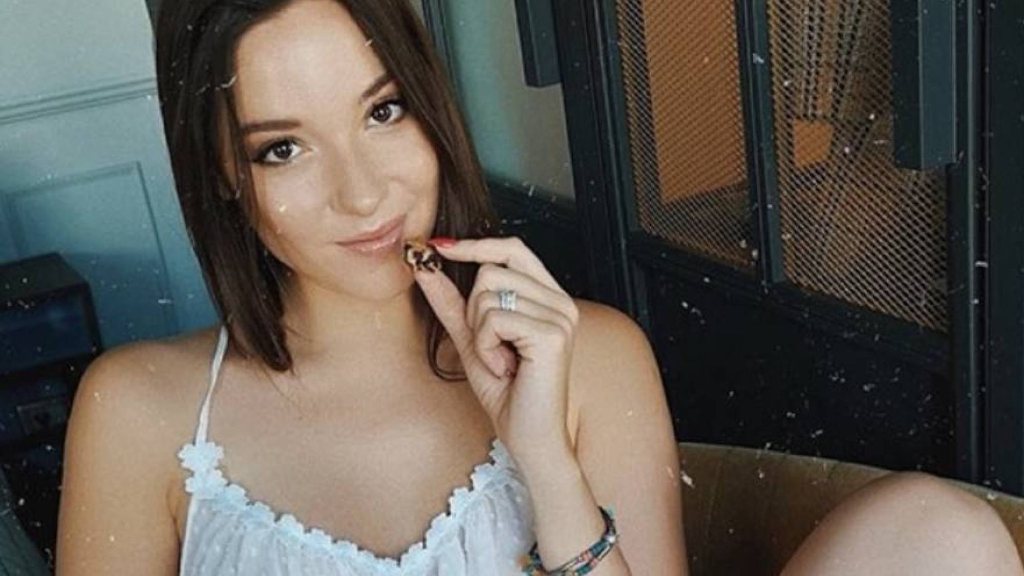 Kel Calderón arrasó modelando lencería sobre la cama