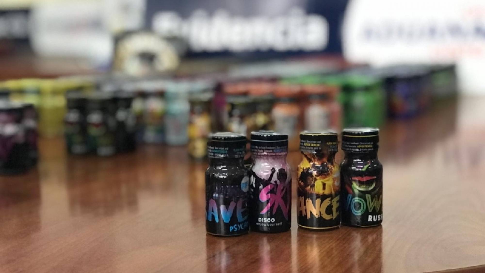 Qué es el popper, la droga que provoca una corta euforia y que está de moda en Chile