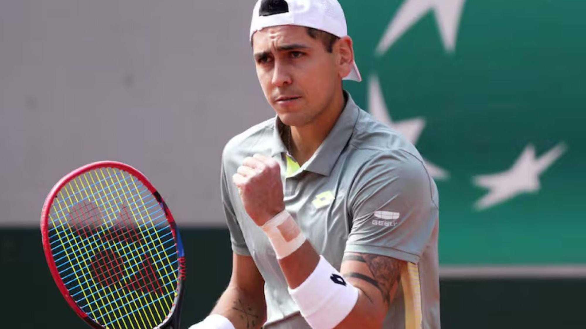 Alejandro Tabilo vuelve con un triunfo épico y avanza a segunda ronda en Roland Garros