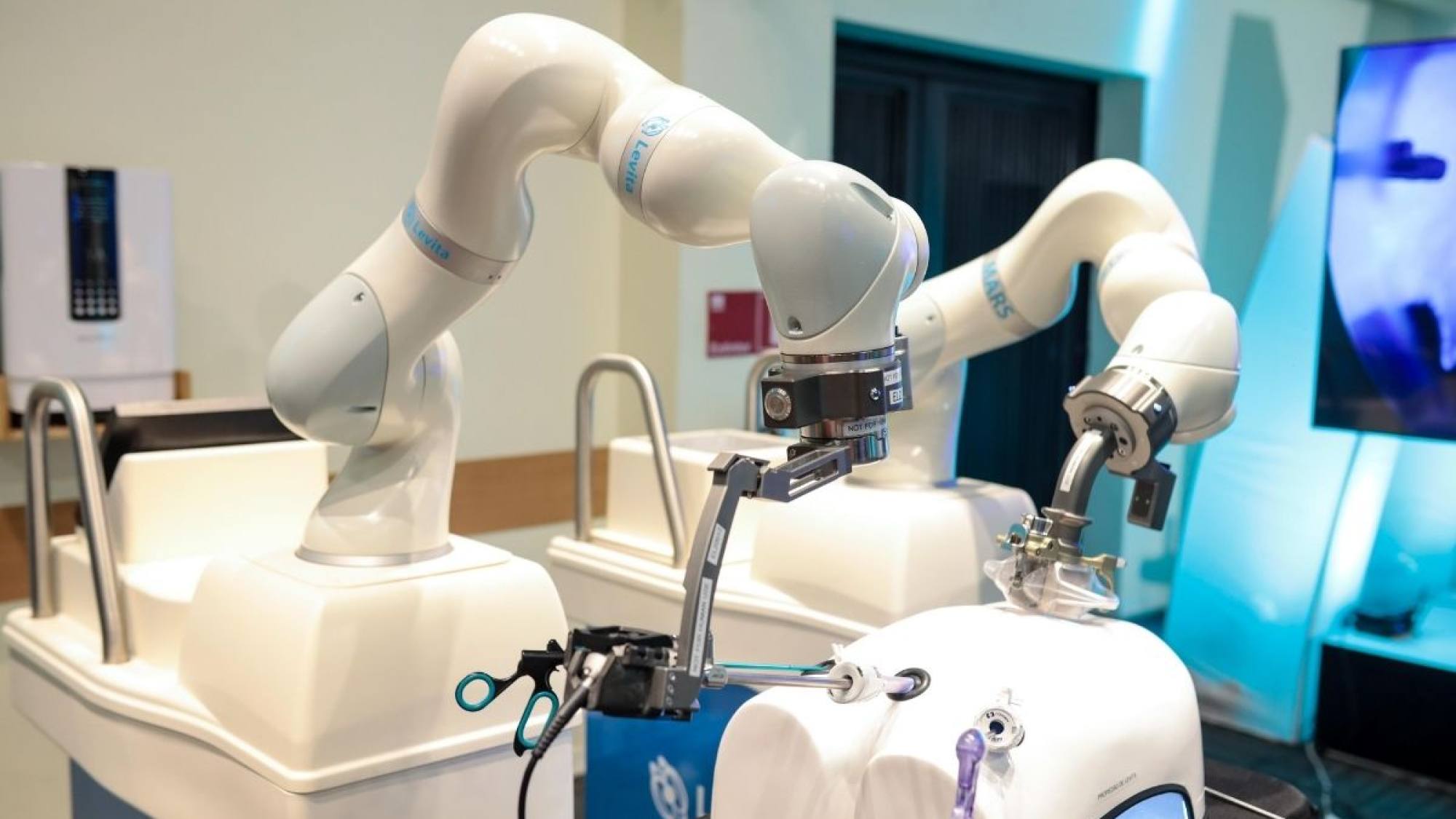 Levita Magnetics alcanza las 1.000 cirugías con su robot