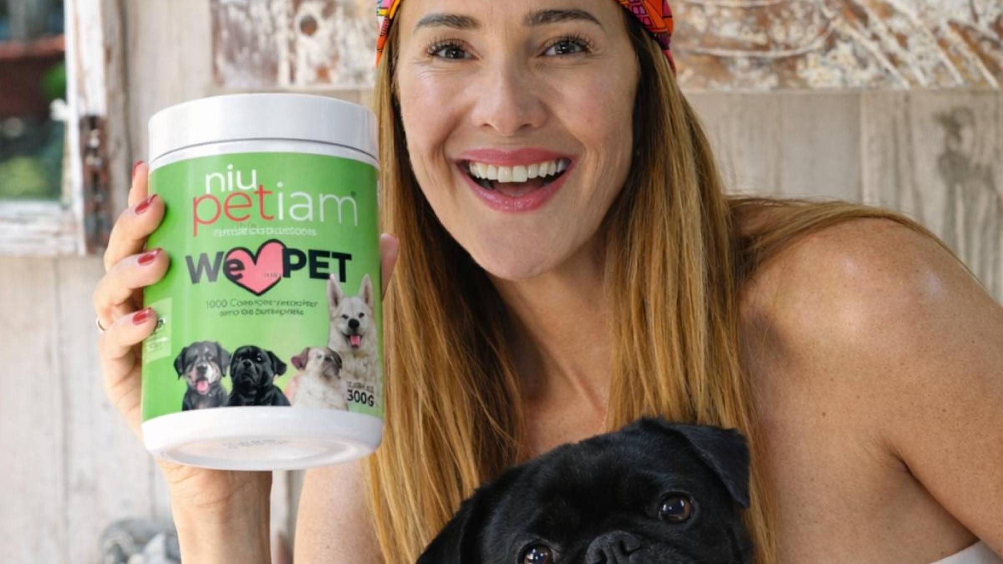 Angélica Castro lanza colágeno veterinario para perros