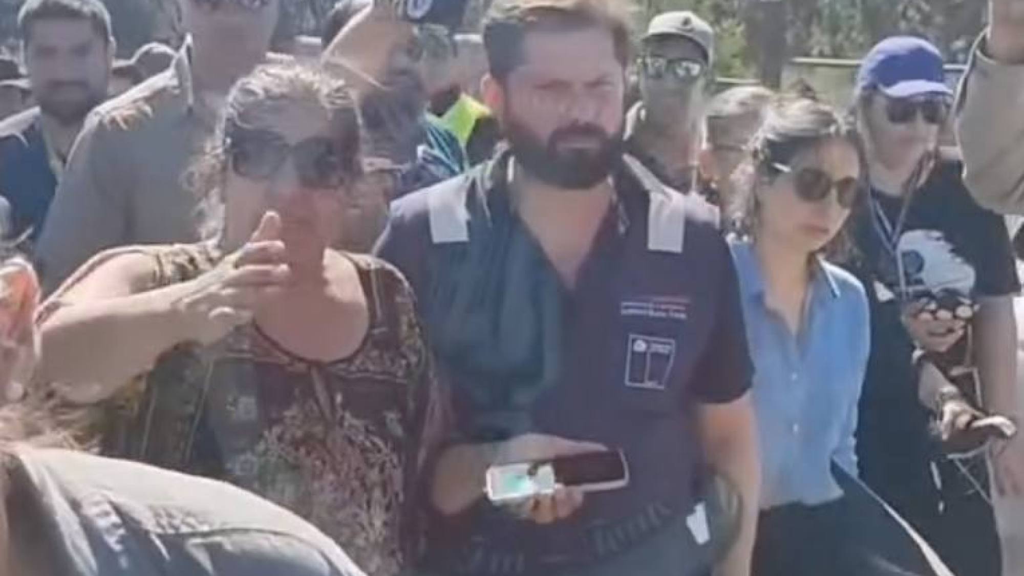 A Gabriel Boric le gritaron que nunca ha agarrado una pala